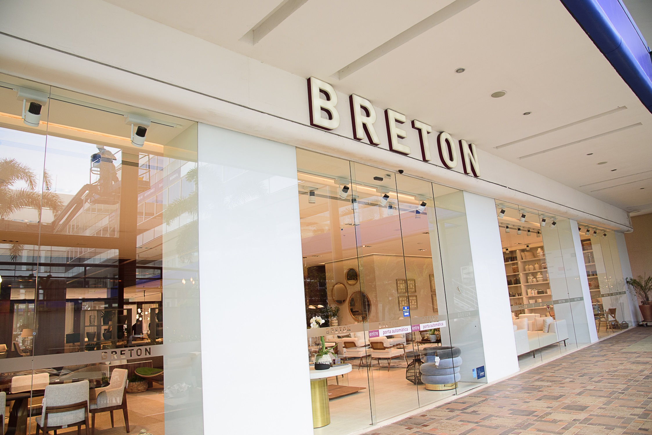 Collab da Breton: decoração, moda 80’s e Rock in Rio - BarraUP